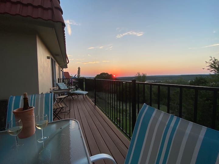 Lake Views! Quiet 3-bedroom Retreat Lake Access - Lago Vista, TX