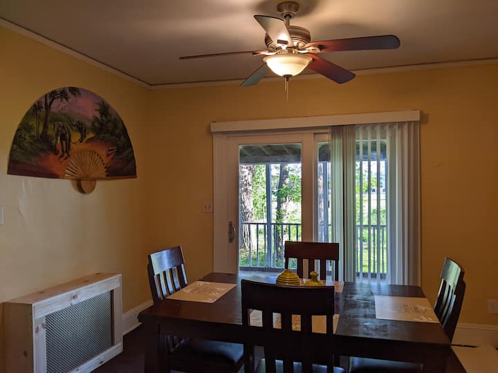 Cheerfull 3 Bedroom Home With Free Parking. - Albany, NY