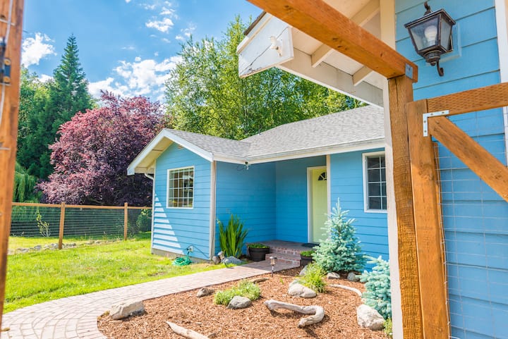 Quiet Three Bedroom, Wooded Backyard. - Port Angeles, WA