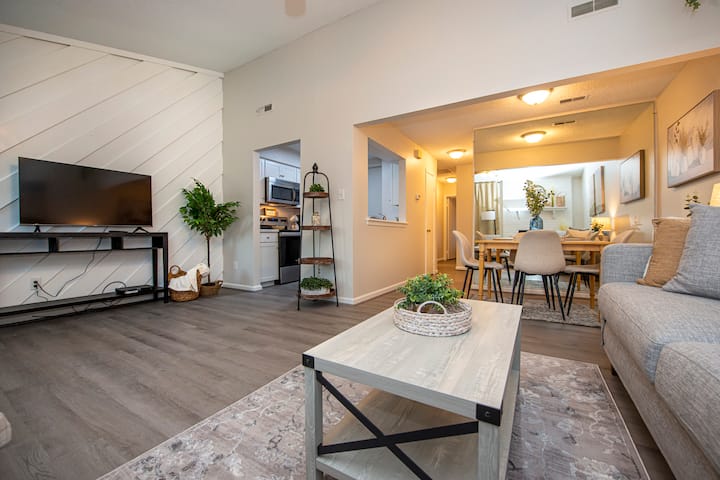 Enticing 2br Den With Backyard & Indoor Fireplace - Chesapeake, VA