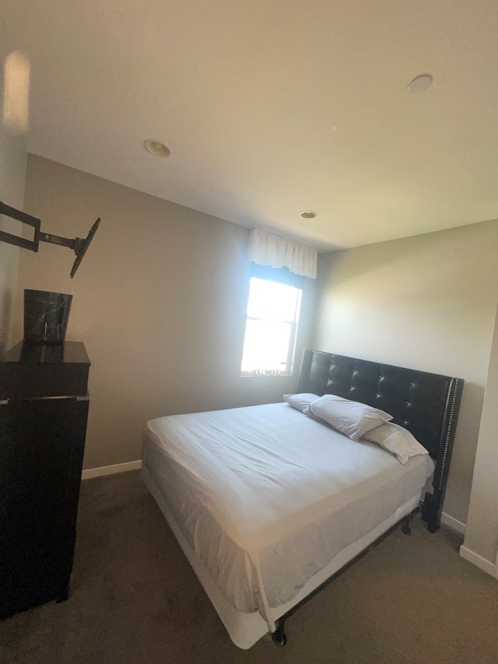 Modern Luxurious Townhouse With Pool! - Claremont, CA