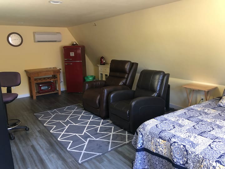 Private Den Near Autzen Stadium - Springfield, OR