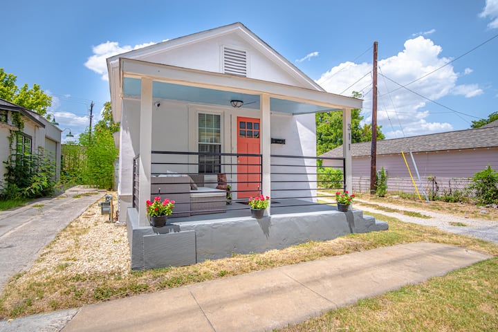 Charming & Bright Southtown Riverwalk Bungalow - San Antonio