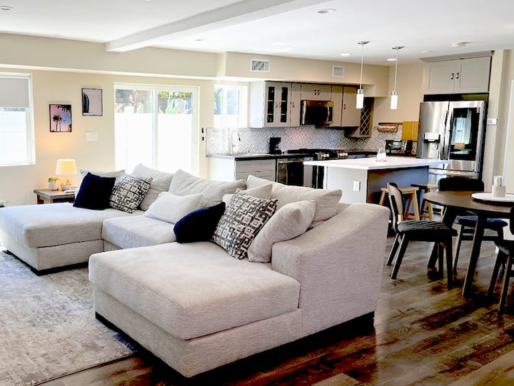 Stunning 2-bedroom W/ Indoor & Outdoor Fireplaces! - Burbank, CA