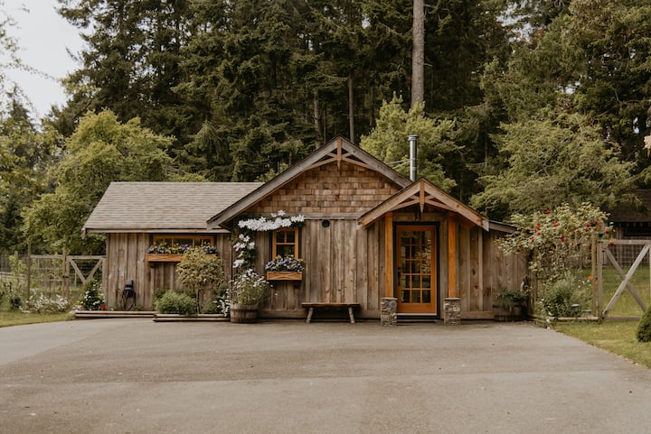 Private Luxury Cottage On Pastoral Acreage - Galiano Island