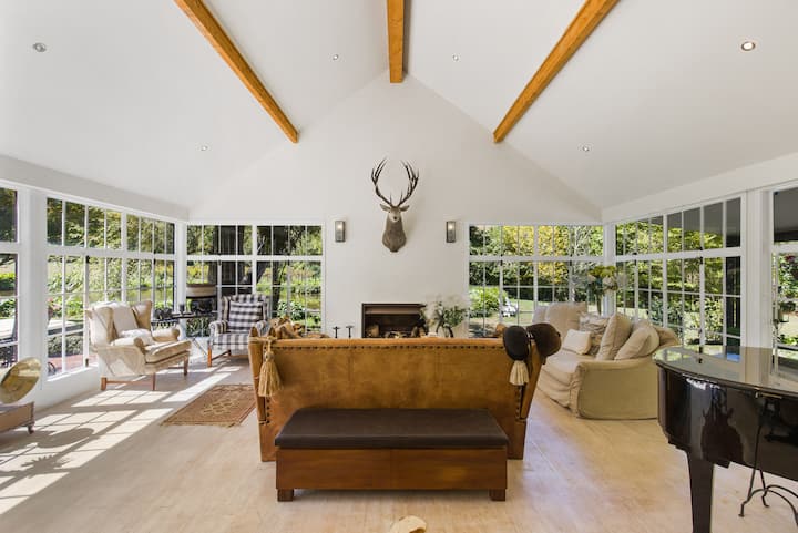 Auckland's Paradise Trophy Estate - Clevedon