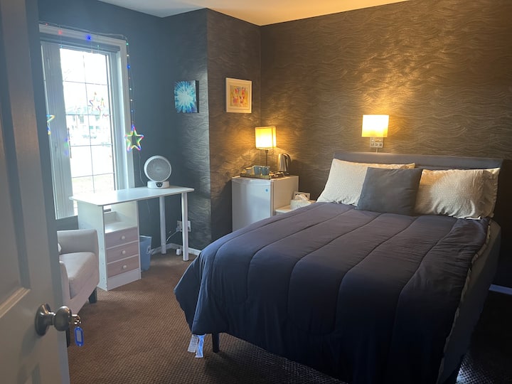 Cozy Private Bedroom W/ Your Own Bath And Desk - Calgary
