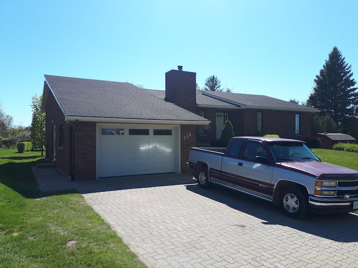 Spacious 1 Bed, 1 Bath.  Close To Lake & Downtown. - Kincardine