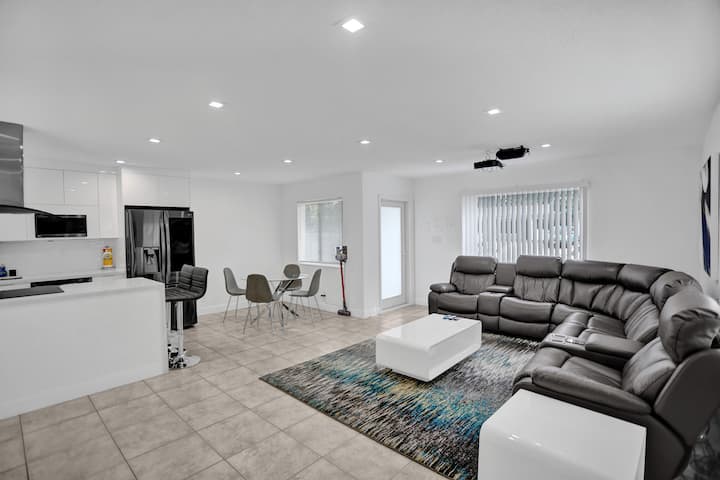 Luxury 2 Bedroom - Amazing Features, Near Beach! - Fort Lauderdale, FL