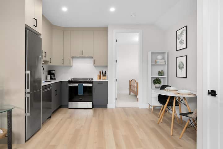 New, Modern And Quiet 1-bedroom Suite - Calgary