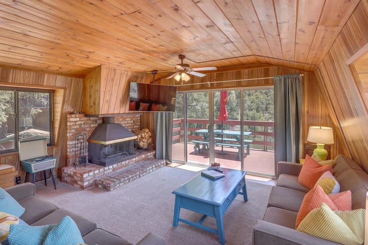 Cute Colorful Alpine Cabin With Hot Tub! - Pine Mountain Club, CA