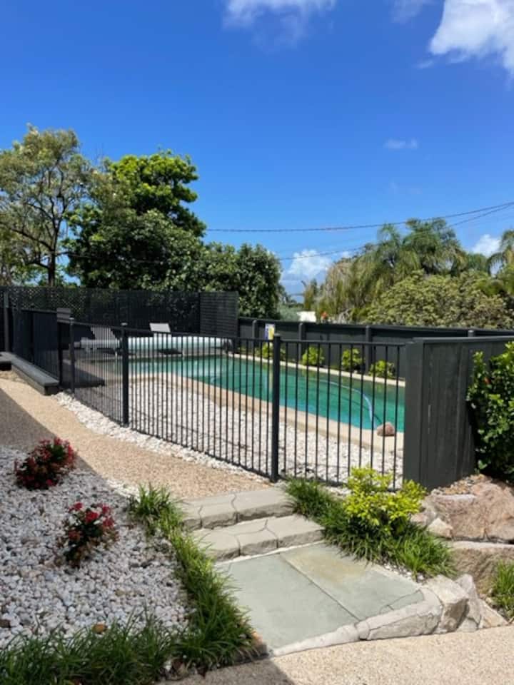Clint's Beach Cottage - Pet Friendly Home - 8 Mins Walk To Kilometers Of Beach - Noosa