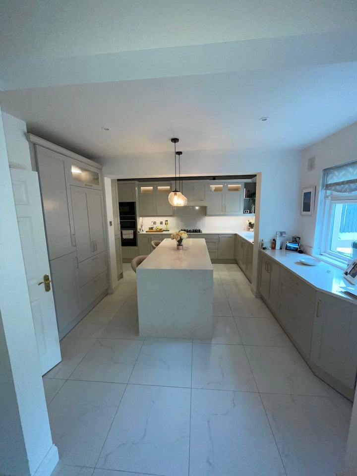 Cheerful 4 Bedroom Home With Garden Parking - Greystones