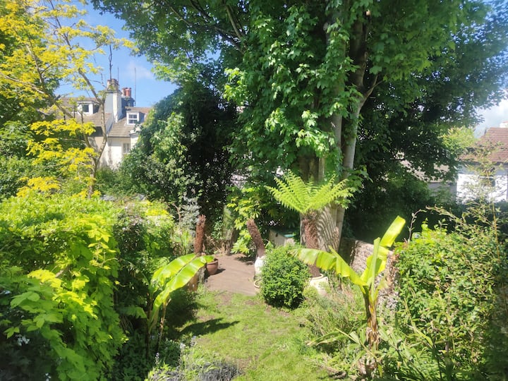 1 Bed Flat With Private Garden Near Station - 브라이턴