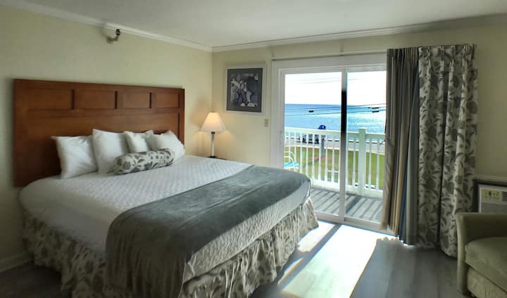 Top Floor Oceanfront King Room W/ Balcony - York