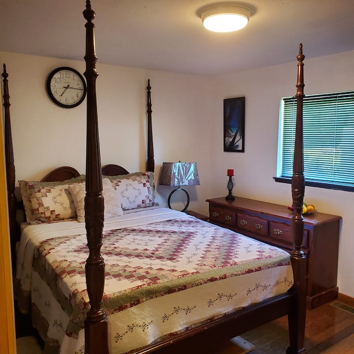 Cheerful 3-bedroom Home  With Indoor Fireplace - Lynnwood, WA