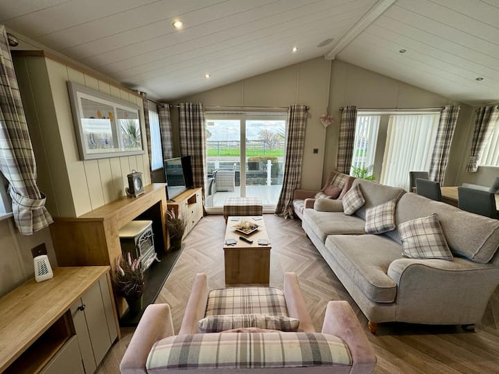 Stunning Luxury 6 Berth Lodge, Lyons Winkups Towyn - Abergele