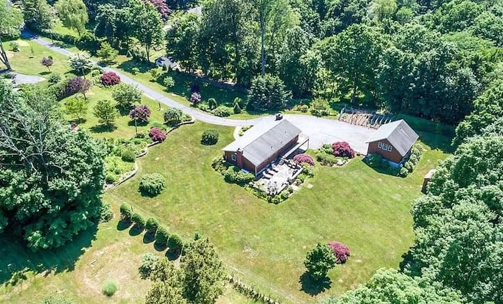 Cheerful 3 Bedroom Home On A Beautiful Property - Bedford, NY