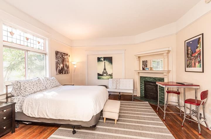Victoria Classic, Great Location, Large Bachelor - 