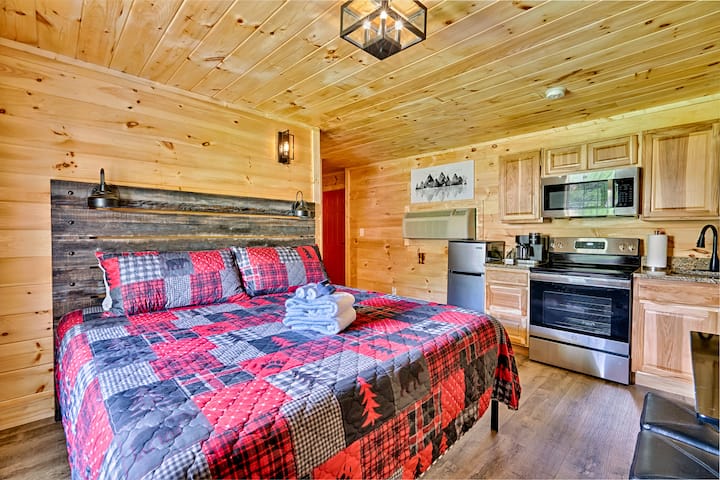 Creekside Suite W/ Kitchen | Walk To Attractions - Gatlinburg, TN
