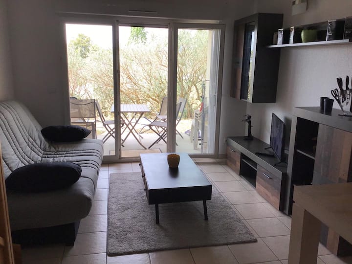 T2 En Duplex Avec Piscine à Côté Du Circuit - Signes