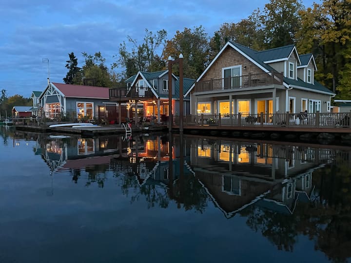 Peaceful Floating Home In Oregon City - Oregon