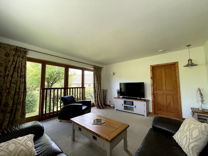 Mossbank, Benllech Spacious Bungalow, Large Garden - Anglesey