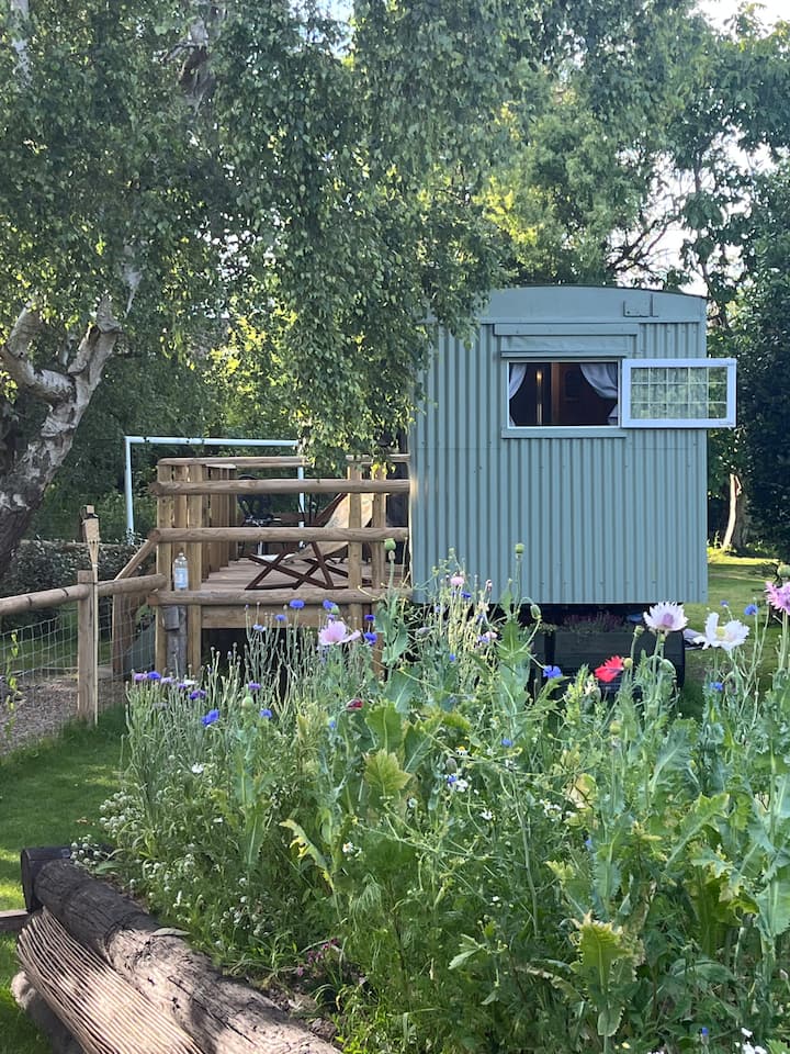Delightful Shepherd Hut With Private Hot Tub - Kent