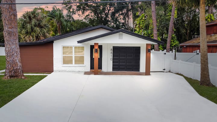 Centric Vacation Home With Tiny House Near Beaches - Tampa Bay, FL