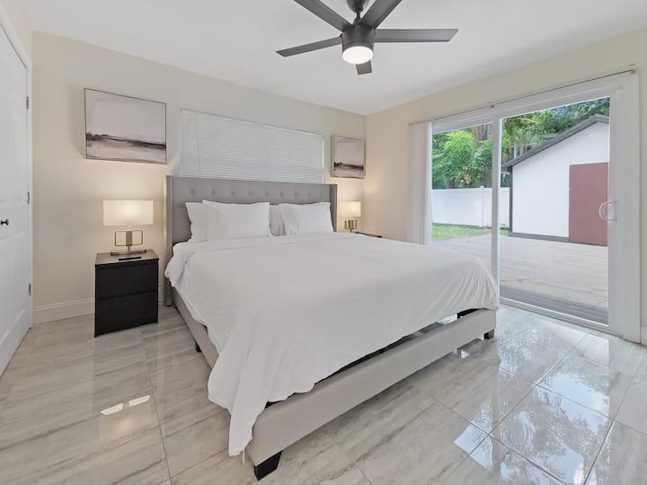 Centric Vacation Home With Tiny House Near Beaches - Tampa, FL