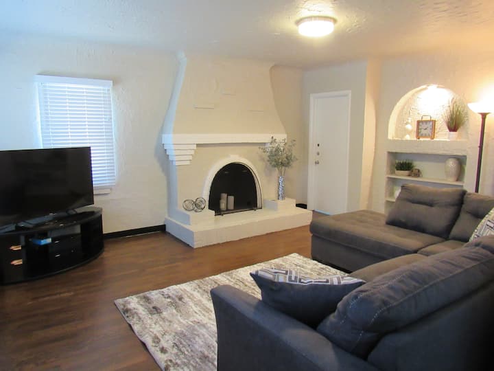 Cheerful 2-bedroom 2-bath Home Centrally Located - Kalamazoo, MI