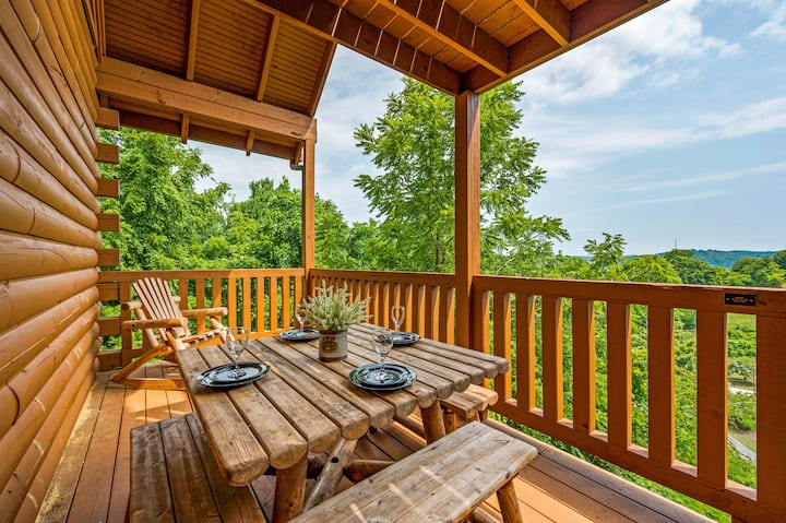 ★The Hideaway★ | Theater, View, Hot Tub, Bbq - Sevierville, TN
