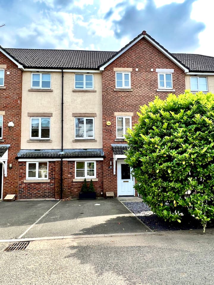 Manchester View! Large 5/br Town House + Parking - Bury