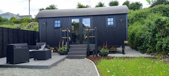 Delightful Shepherds Hut With Parking Onsite. - Westport