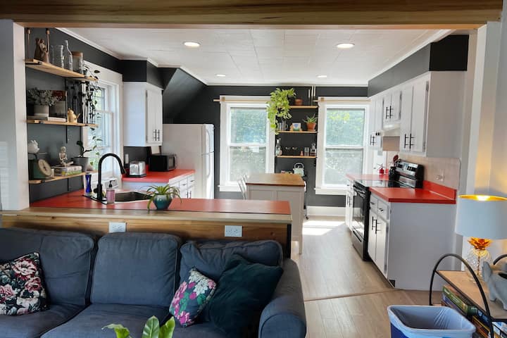 Bright, One-bedroom Apartment Overlooking Town - New Hampshire