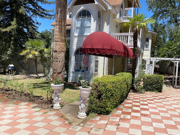Welcoming Bed And Breakfast
Victorian Style House - Sonora