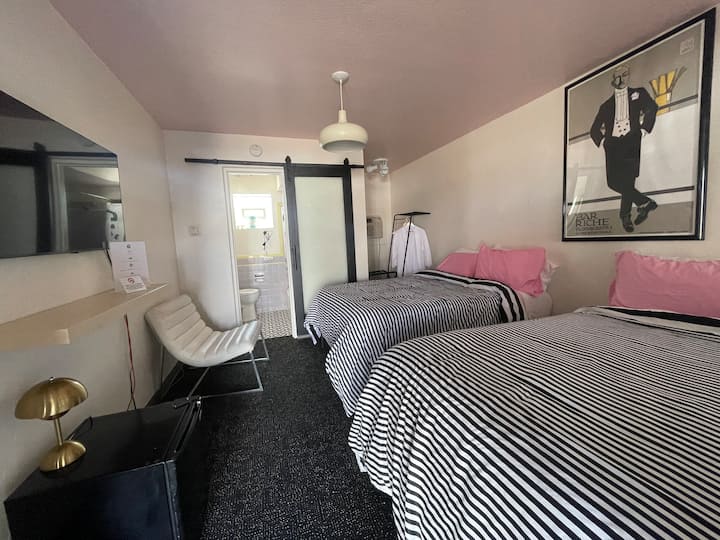 #6 Upgraded Two Bed At The Rainbow Motel - Greeley, CO