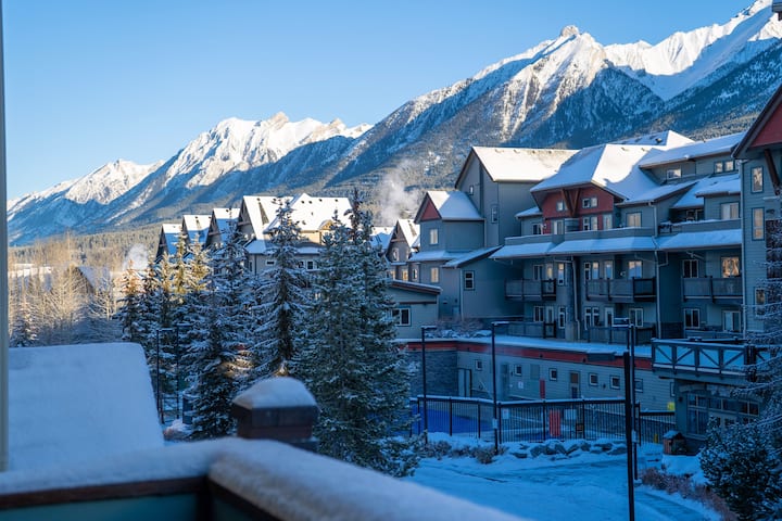 Canmore Mtn View+pool+hot Tub+fireplace - Alberta