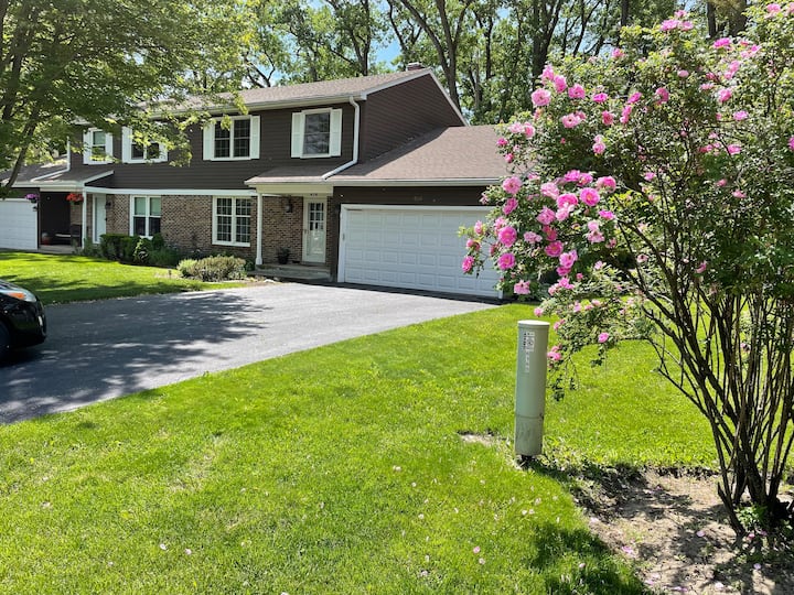 3 Bedroom, Living & Family Room, Screened Porch - Lake Forest, IL