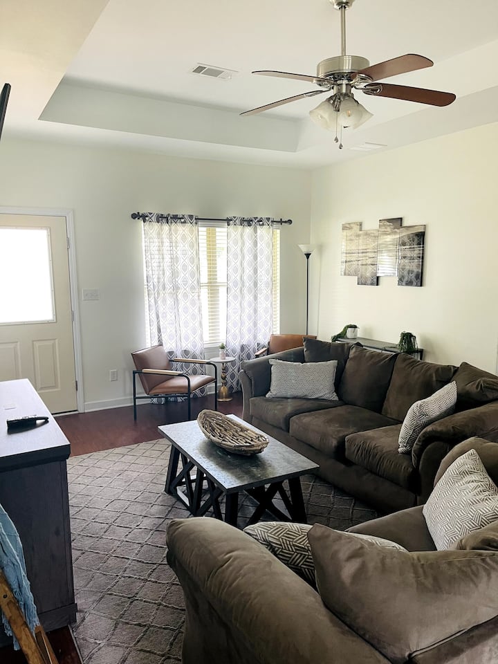 Serene 3 Bdrm, Mins Away To Nas, Downtown, & Beach - Pensacola, FL