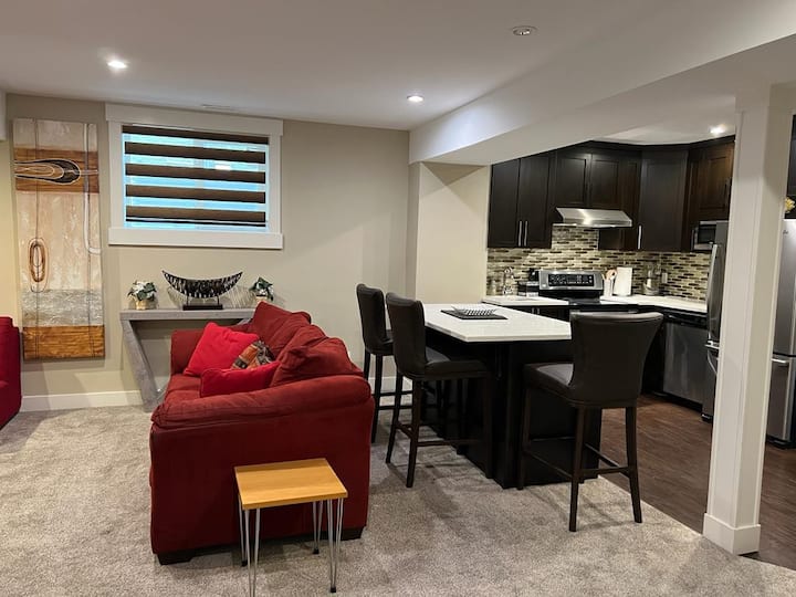 Lovely 2 Bedroom Units 1 King And 1 Queen Beds. - Airdrie
