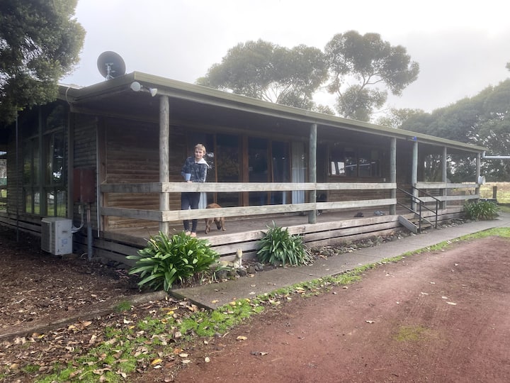 Farm Host Stay In A Cheerful Log Cabin Cottage. - Sunbury