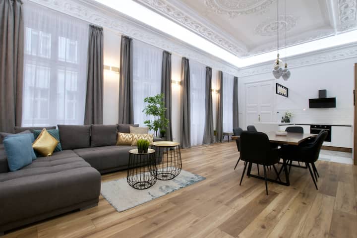 Premium Apartment By Hi5 - Central 2 Br Classic - Budapest