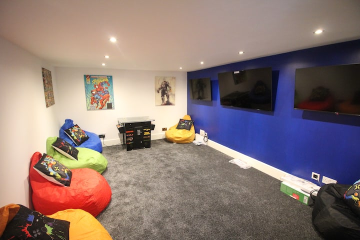 Media Manor - 6 Beds, 3 Baths, Media Room - Blackpool