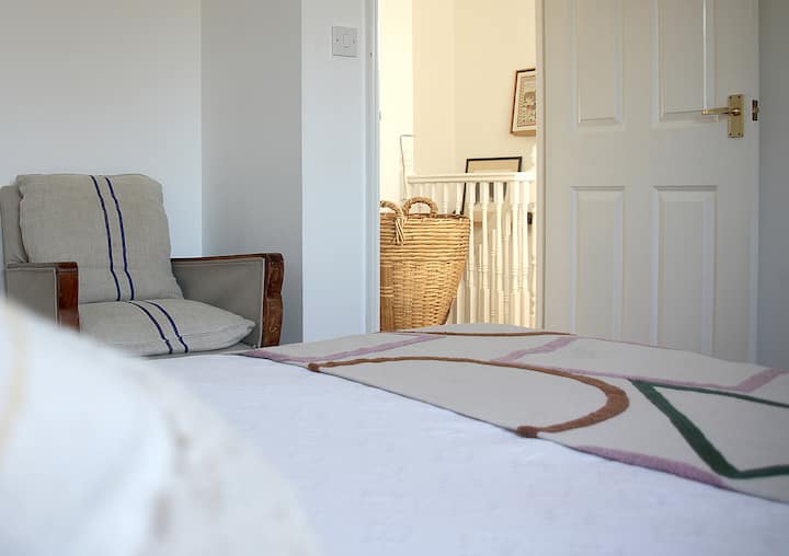 Stylish Guest Room W/bathroom.  Off Street Parking - Hemel Hempstead