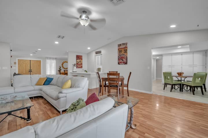 Spacious 5 Br/3 Ba Pool Home -Central Location - Hollywood, FL