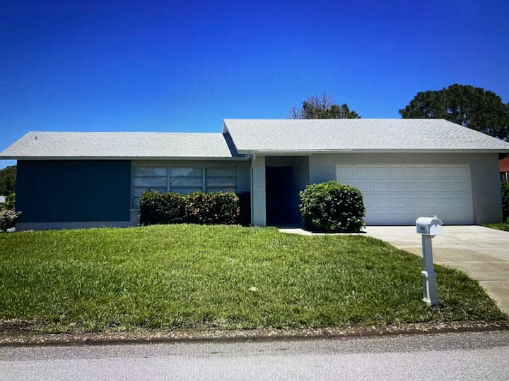Coastal Comfort: Updated Home Near Ami Beaches - Bradenton, FL