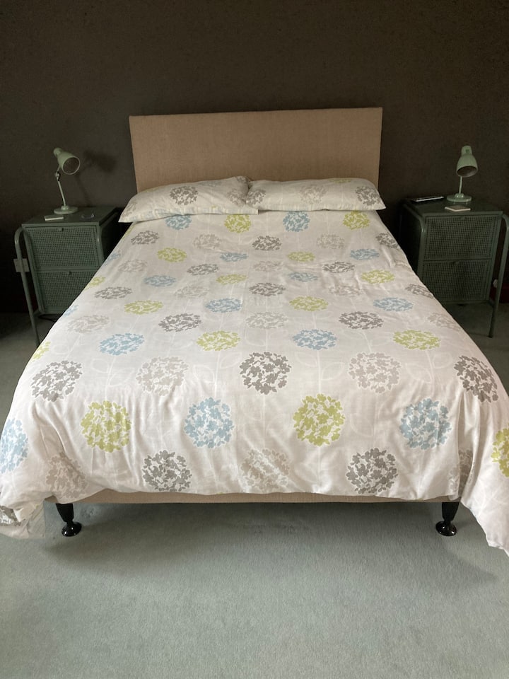 Welcoming 1 Bedroom With En-suite In Family Home - Highcliffe