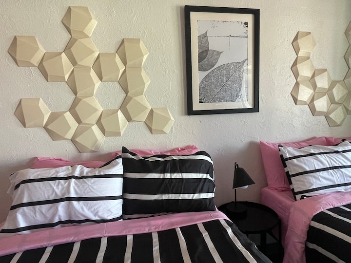 #2 Upgraded Two Bed At The Rainbow Motel - Greeley, CO
