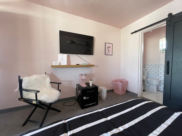 #12 Upgraded Queen At The Rainbow Motel - Greeley, CO